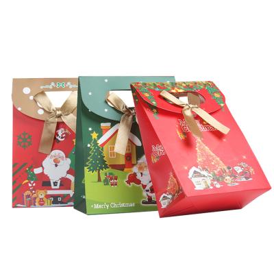 Cina Fancy Gift Packing Paper Bag Recyclable Green Jewelry Christmas Gift Paper Bag With Ribbon in vendita