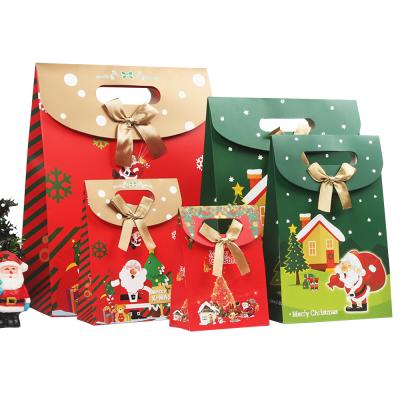 Cina Fancy Gift Packing Paper Bag Recyclable Green Jewelry Christmas Gift Paper Bag With Ribbon in vendita