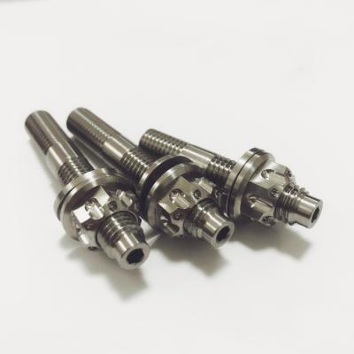 China Processando o parafuso personalizado do parafuso prisioneiro do titânio de Gr5 M8x1.25x45 para os auto motores à venda