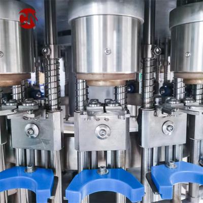 Cina 5 galloni 20L bottiglia di acqua di riempimento di linea di imballaggio con processo di formaggio e acqua minerale in vendita