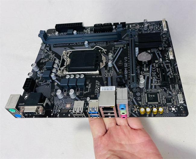 Overview of H410M motherboard packaging and accessories