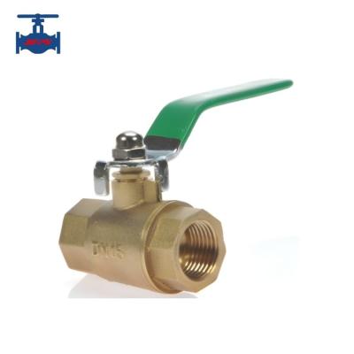 Cina Valvola a sfera in rame certificata ISO9001 e ISO14001 con garanzia di 18 mesi e design manuale a due pezzi con filettatura interna in vendita