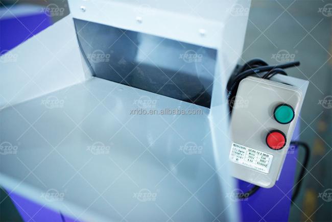 Plastic crusher blade mechanism