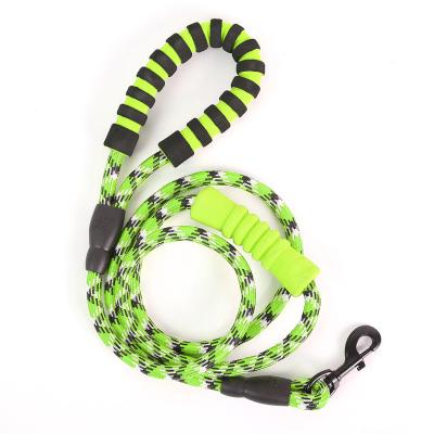 Cina Corda rotonda del cane del guinzaglio di EVA Reflective Double Handle Dog con la clip e la maniglia riempita 180cm in vendita