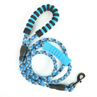 Cina Corda rotonda del cane del guinzaglio di EVA Reflective Double Handle Dog con la clip e la maniglia riempita 180cm in vendita