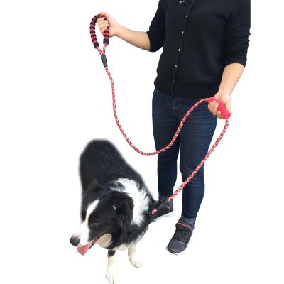 Cina Corda rotonda del cane del guinzaglio di EVA Reflective Double Handle Dog con la clip e la maniglia riempita 180cm in vendita