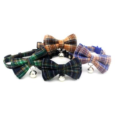 Cina La larghezza scozzese del cotone di Bowtie Cat Collar Safety Buckle With Bell del tartan regola 13-22cm in vendita