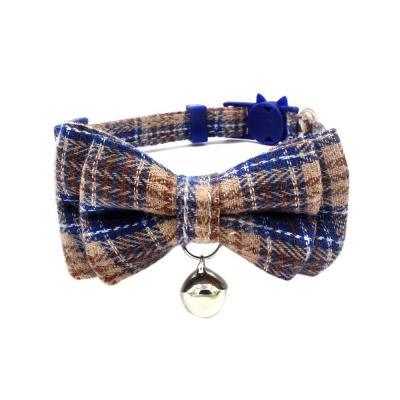 Cina La larghezza scozzese del cotone di Bowtie Cat Collar Safety Buckle With Bell del tartan regola 13-22cm in vendita