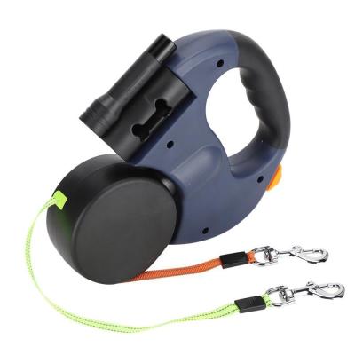 Cina Cinghia elastica resistente del guinzaglio ritrattabile doppio riflettente del cane con le borse della poppa della torcia elettrica del LED in vendita
