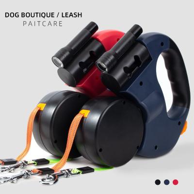 Cina Cinghia elastica resistente del guinzaglio ritrattabile doppio riflettente del cane con le borse della poppa della torcia elettrica del LED in vendita