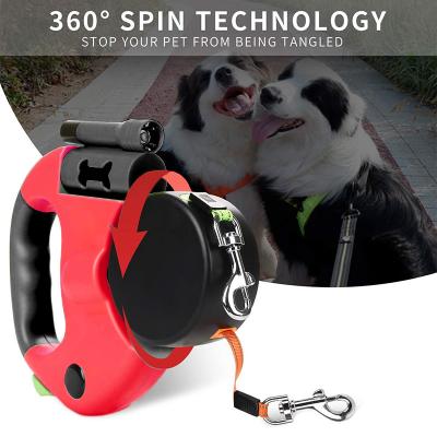 Cina Cinghia elastica resistente del guinzaglio ritrattabile doppio riflettente del cane con le borse della poppa della torcia elettrica del LED in vendita
