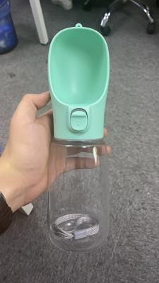 Cina Bottiglia di acqua del cane di piegatura di 12 OZ con l'erogatore per il viaggio d'escursione di camminata all'aperto dell'animale domestico in vendita