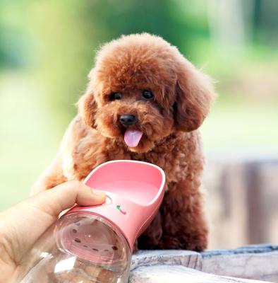 China 12-20OZ飲み物のコップ歩くことのための携帯用折り畳み式犬の水差し for sale