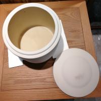 China Custom Color Biodegradable Pet Urn Minimalist Kaolin Clay For Loved One Ashes for sale