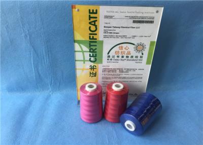 Cina Il filato cucirino poliestere blu/di /Red rosa su plastica ha tinto il cono per il tessuto/indumento in vendita