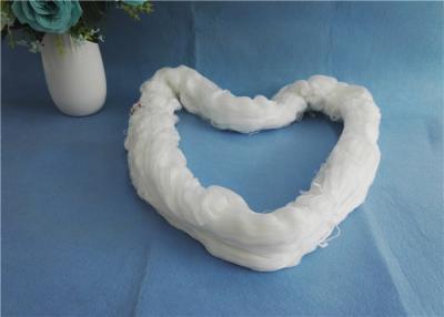 China Hilados de polyester hechos girar de costura para el hilo de coser blanco hecho girar anillo del hilo de coser en venta