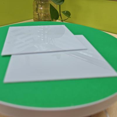 China 2 mm opaal polycarbonaat solide plaat Sterk inslagbestendig voor zowel commerciële als residentiële gebruik Te koop