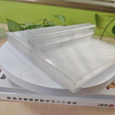 Cina Fogli di policarbonato a sei strati a chiusura U per un isolamento termico superiore in vendita