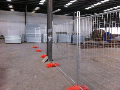 China Metal temporary fence with stay and concrete bases portable movable for sale