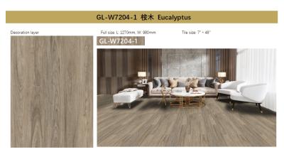 Cina GL-W7204-1 graffiano l'eucalyptus della plancia della pavimentazione di SPC della resistenza guardano il composto della polvere di calce del PVC in vendita