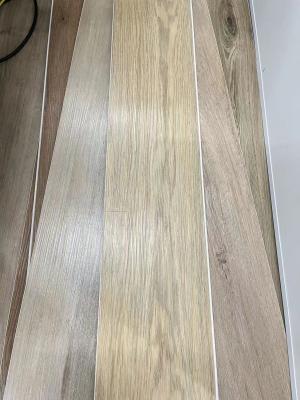 Cina GL-W7204-1 graffiano l'eucalyptus della plancia della pavimentazione di SPC della resistenza guardano il composto della polvere di calce del PVC in vendita