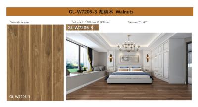 China De rustieke Okkernootkorrel klikt Brand van de Steen de Samengestelde Vinylbevloering - vertrager gl-w7206-3 Te koop