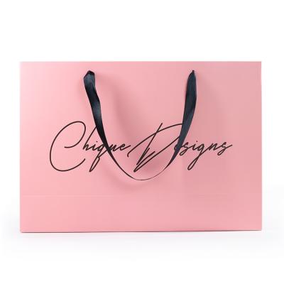 China Sacos de papel imprimíveis feitos sob encomenda de LOGO Cosmetics Gift CMYK com punho à venda