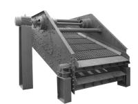 China Self Cleaning Mineral Screening Deck 50TPH-200TPH High Moisture Ore Vibrating Screen 970rpm for sale