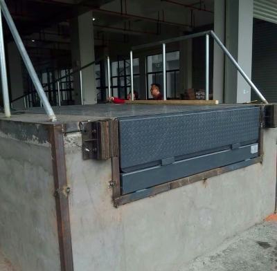 China Levelers de doca estacionários ou fixos do armazém que carregam e que descarregam a rampa elétrica 6 toneladas de capacidade à venda