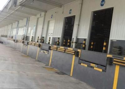 China Levelers de doca estacionários ou fixos do armazém que carregam e que descarregam a rampa elétrica 6 toneladas de capacidade à venda
