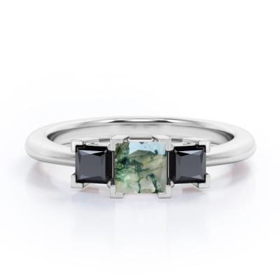 Cina V-forcone quadrato minimalista - 0,45 principesse Cut Moss Green Agate di TCW con l'impegno della Tre-pietra creato laboratorio in vendita