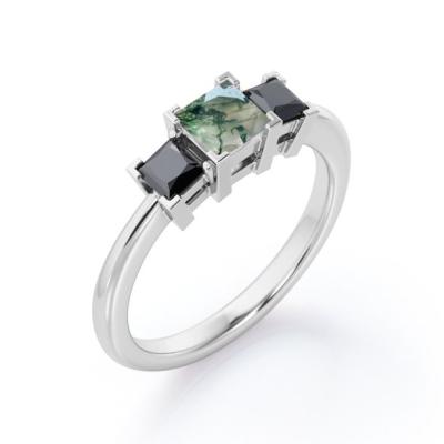Cina V-forcone quadrato minimalista - 0,45 principesse Cut Moss Green Agate di TCW con l'impegno della Tre-pietra creato laboratorio in vendita