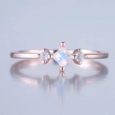 Cina Anello delicato di 925 Sterling Silver Fashion Design Exquisite Moonstone in vendita