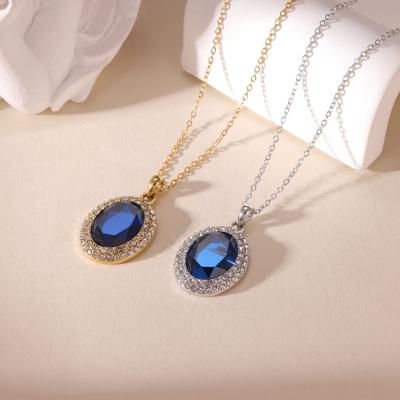 China Ketting voor vrouwen van roestvrij staal met grote blauwe ovale zirconsteen en heldere ronde edelstenen Te koop
