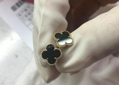 Cina L'orecchio nero dei gioielli dell'oro solido dell'onyx 18K fissa il peso 0.56g della regolazione 10mm del forcone in vendita
