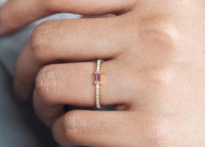 Cina Larghezza sottile dell'anello di oro del diamante 9K 0.20ct 2.5MM per il forcone di impegno che mette tipo in vendita
