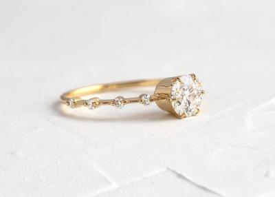 Cina 1.0ct Moissanite Diamond Rings, ODM tagliato rotondo degli anelli di fidanzamento 6.5MM in vendita