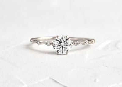 Cina 1.0ct Moissanite Diamond Rings, ODM tagliato rotondo degli anelli di fidanzamento 6.5MM in vendita