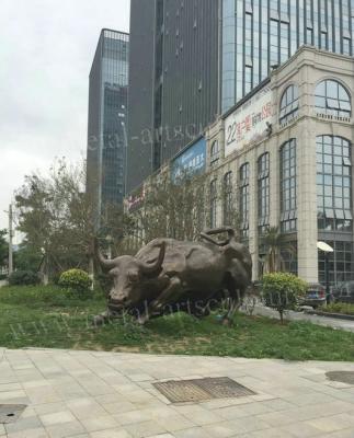 China Giant Bronze Bull Statue Bronze Casters Outdoor Lawn Decoration Creative Shape for sale