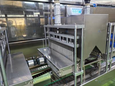 China Automatic Plate Placing Robot Freeze Dryer  10 plates per minute for sale