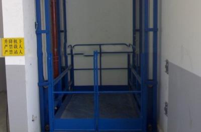 China 3 - 5.5 Kw guide rail hydraulic cargo lift 2.2*1.9*1.52 m CE / ISO for sale
