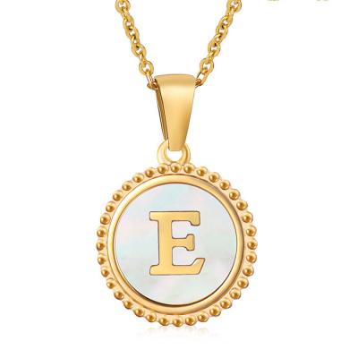 Cina Gioielli unici 16MM 18K oro placcato in acciaio inossidabile 3D Conchiglia Lettera Collare Lettera femminile Pendenti in vendita