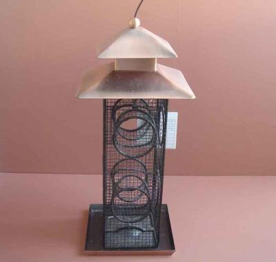 China Laser, der Logo Galvanized Black Metal Bird-Zufuhr Squirre-Widerstand graviert zu verkaufen