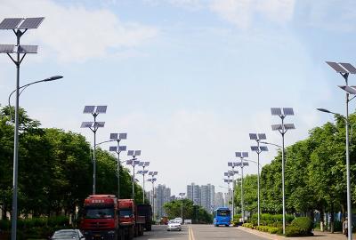 Cina Iluminazione pubblica solare astuta d'acciaio 100w salvo il grado di energia IP65 in vendita