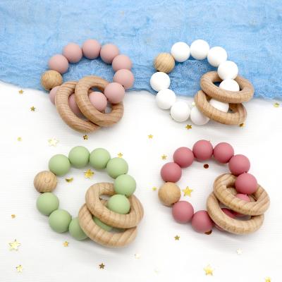 Cina BPA Free Eco-Friendly Baby Teether Healthy Wooden Silicone Bead Teethers Personalized Custom Teething Bracelet Rattle Ring Wholesale in vendita