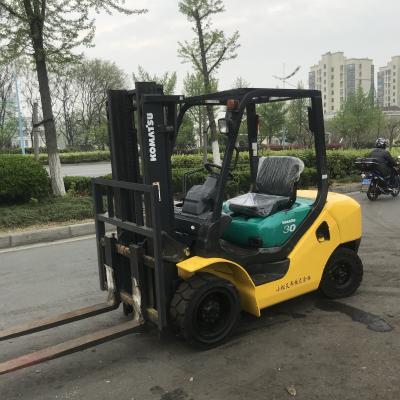 Cina Carrello elevatore diesel usato Komatsu Serie 16 da 3 tonnellate con altezza di sollevamento di 4 metri per la movimentazione logistica intensiva in vendita