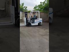 TCM di seconda mano di 3 tonnellate di motore diesel altezza di sollevamento 4,5 metri tre cervi colore bianco