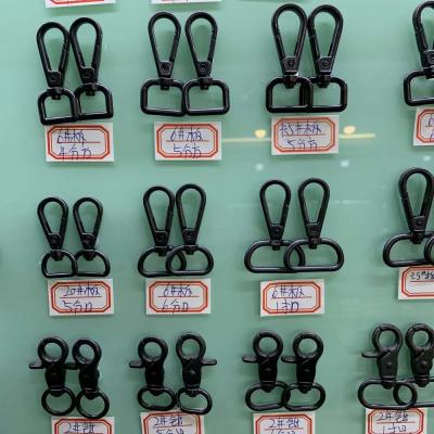 Cina ganci del metallo del quadrato di spessore di 1.8mm per la struttura della borsa del regolatore in vendita