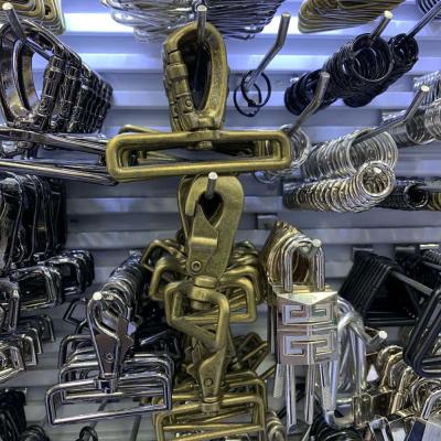 Cina ganci del metallo del quadrato di spessore di 1.8mm per la struttura della borsa del regolatore in vendita
