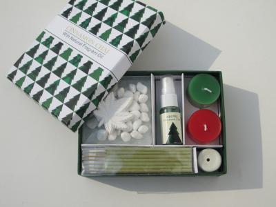 China Red & Green  Cinnamon chai  fragrance scented tealight candle & holder packed into gift box for sale